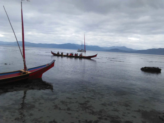 Huna Tlingit make their way to Glacier Bay in freshly carved dugout ...