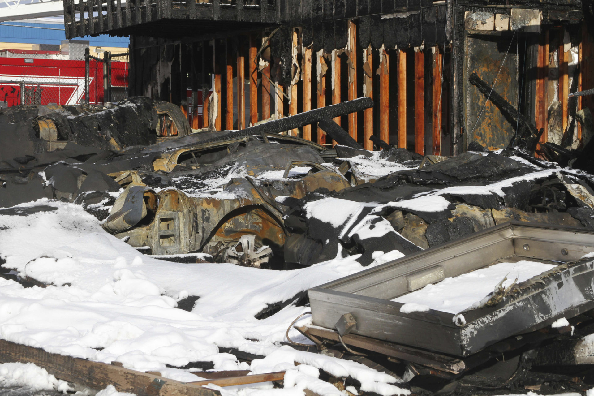 Federal team to help probe Anchorage apartment complex fire | Juneau Empire