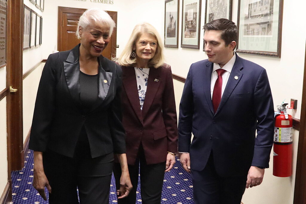 Murkowski expresses hope for Alaska overcoming difficulties in annual ...